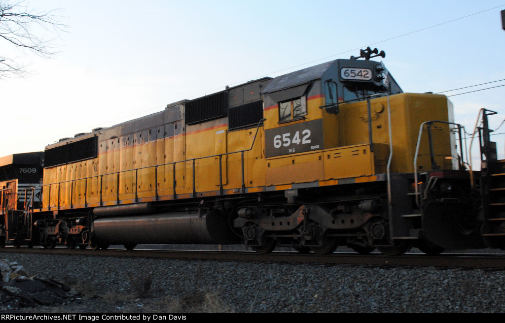 NS SD60 6542 trails on 17G